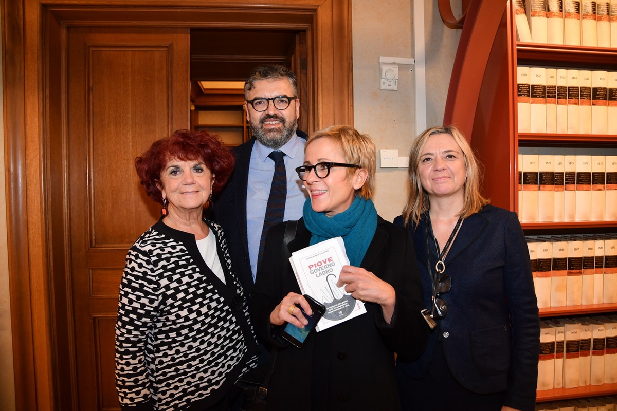 Piove governo ladro. Le foto di Pizzi alla presentazione del libro di ...