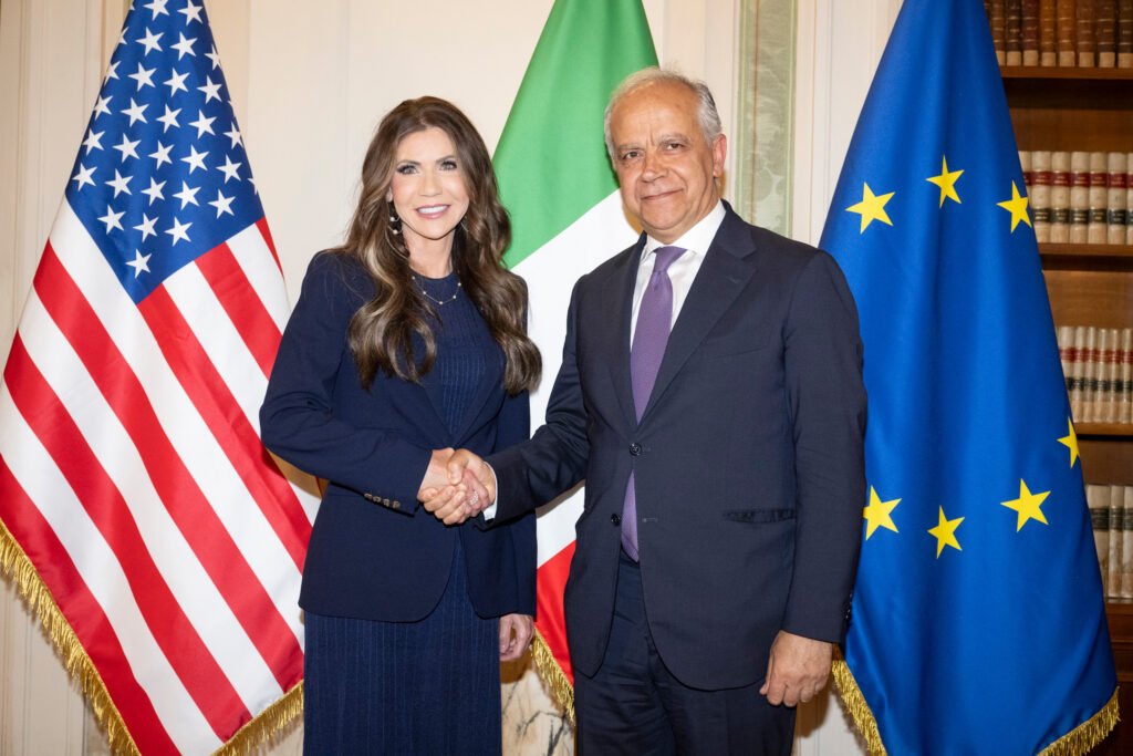 Migrazione e sicurezza al centro dell’incontro Piantedosi-Noem - Formiche.net